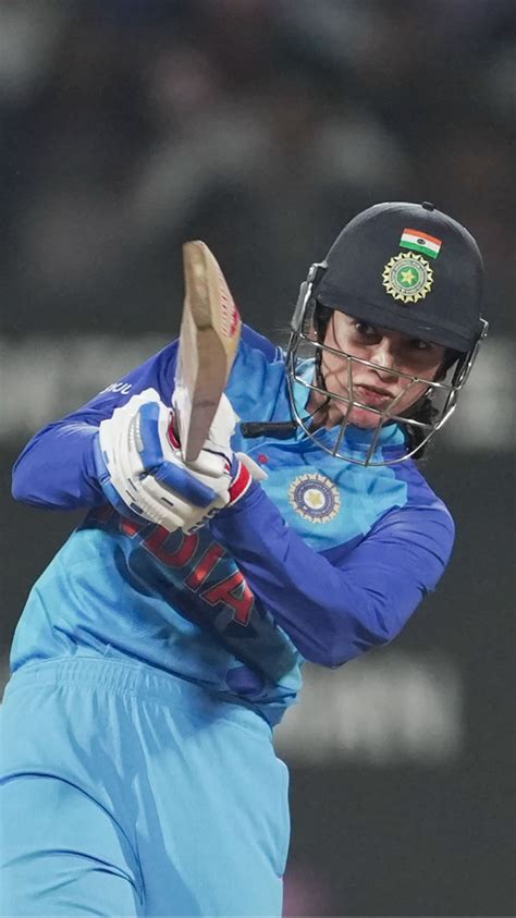Smriti Mandhana रनों की रेस में आगे इंग्लैंड की कामयाब बल्लेबाज को