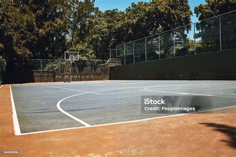 스포츠 농구 코트 및 자연 야외 공원 및 청소년이 여름에 운동 운동 및 놀 수있는 공간 농구 피트니스 및 건강 나무가 있는 놀이터 게임에 대한 동기 부여 코트 스포츠