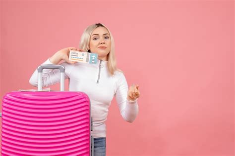 Vue De Face Jeune Femme Debout Derrière Une Valise Rose Tenant Un