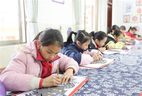 广西贵港：非遗剪纸文化进校园 人民图片网