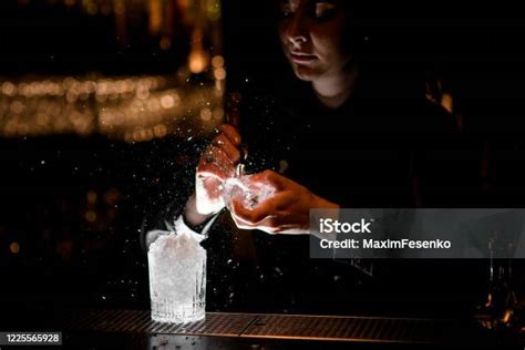 여자 바텐더는 어두운 바에서 얼음의 큰 조각을 나누기 갈색 머리에 대한 스톡 사진 및 기타 이미지 갈색 머리 검은색 고급 요리 Istock