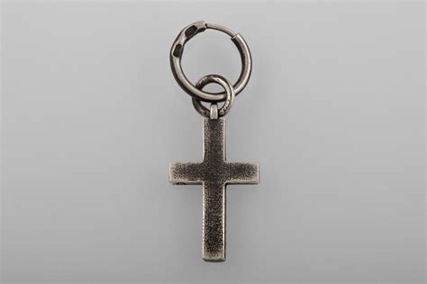 Средняя серьга-крест из грубого серебра 925. Серебряный крест в ухо ...