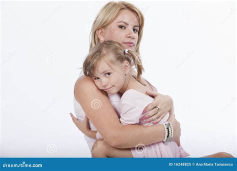Madre Hermosa Joven Que Abraza A Su Hija Imagen De Archivo Imagen De Cuidado Lindo