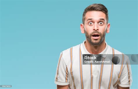 두려워 하 고 놀라운 식 충격 절연된 배경 위에 젊은 잘생긴 남자 두려워 하 고 얼굴을 흥분 감정에 대한 스톡 사진 및 기타