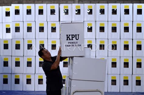 Perakitan Kotak Suara Pemilu ANTARA Foto