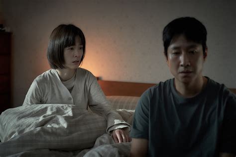 봉준호 극찬하고 칸이 알아본 잠 정유미이선균의 유니크한 공포 로맨스 TEN스타필드 텐아시아
