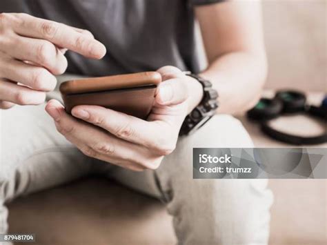 스마트 휴대 전화를 사용 하 여 캐주얼 남자의 손의 닫습니다 메시지에 대한 스톡 사진 및 기타 이미지 메시지 모던 양식