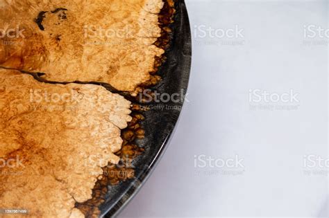흰색 배경에 에폭시 수지 원형 테이블 가장자리의 근접 촬영 0명에 대한 스톡 사진 및 기타 이미지 0명 가구 가장자리
