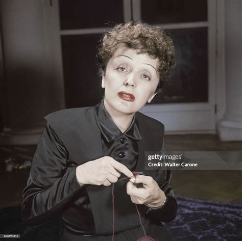 Plan Moyen Dedith Piaf Tricotant News Photo Getty Images