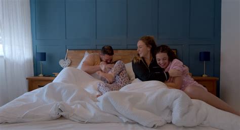 11 900 Madre E Hijo Jugando En La Cama Vídeos De Stock Y Películas