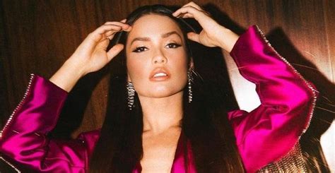 Juliette Exibe Curvas Esculturais Com Biquíni Fininho Em Barco Luxuoso
