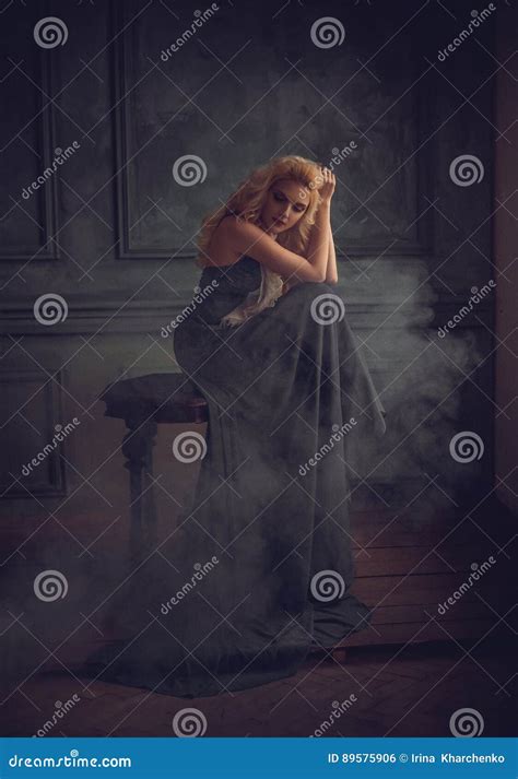 Una Muchacha Rubia En Un Vestido Azul Lujoso Foto De Archivo Imagen