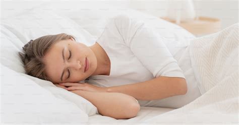 하얀 린넨을 입고 호텔에서 평화롭게 자고 있는 젊은 여성의 클로즈업 아침 늦게 자유 시간을 즐기며 차분해 보인다 사진 Unsplash의 베개 이미지