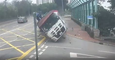 貨車天水圍屏廈路自炒翻側 司機輕傷一度被困 1511 20240316 港聞 即時新聞 明報新聞網