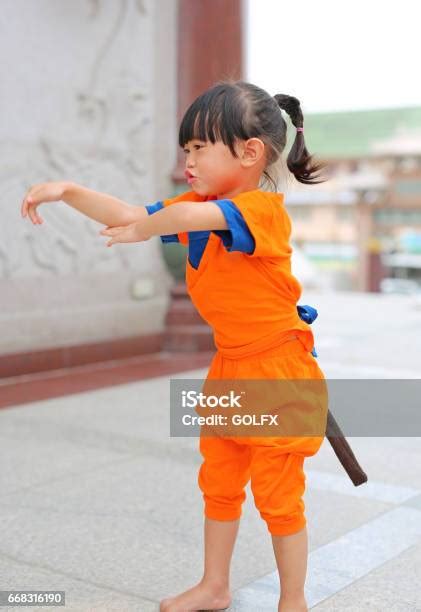 가 라 데 무술 스포츠 훈련에 소 림 스님 오렌지 옷 하 고 명상 적인 타이 치 운동에 여자 아이 가라테에 대한 스톡 사진 및