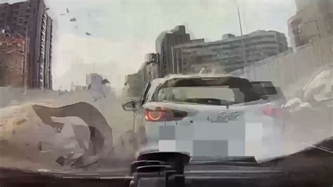 台北橋7車連撞事故 賓士車逆向「飄移」暴衝驚險畫面曝光 Yahoo奇摩汽車機車