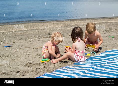 Trois Filles Jouant Sur La Plage Banque De Photographies Et Dimages à