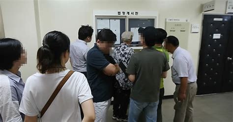 붐비는 입찰법정 앞 복도