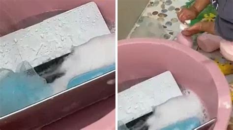 Dijo que su notebook estaba llena de basura y su hija la sumergió en agua y jabón para limpiarla