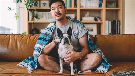 Qué Significa Que Mi Perro Se Siente Entre Mis Piernas