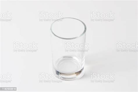 白い背景に空の水ガラス からっぽのストックフォトや画像を多数ご用意 からっぽ カットアウト カップ Istock