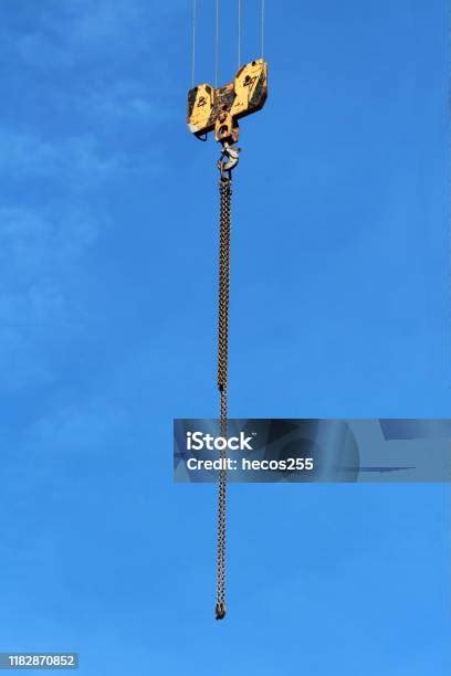 공기에 매달린 건설 강한 크레인 후크에 부착 된 무거운 리프팅 체인 0명에 대한 스톡 사진 및 기타 이미지 0명 매달기 바람 Istock