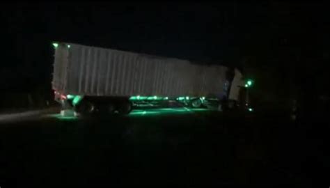 Kecelakaan Di Jombang Truk Kontainer Tabrak Pohon Tutup Jalan Raya Jombang Surabaya