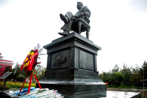 ФОТО Төр нийгмийн нэрт зүтгэлтэн Ю Цэдэнбал агсны хөшөөнд ЗГХЭГ ын дарга Д Амарбаясгалан