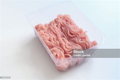 투명한 플라스틱 용기에 다진 고기 흰색 바탕에 신선한 돼지 고기 다진 고기 건강한 생활방식에 대한 스톡 사진 및 기타 이미지