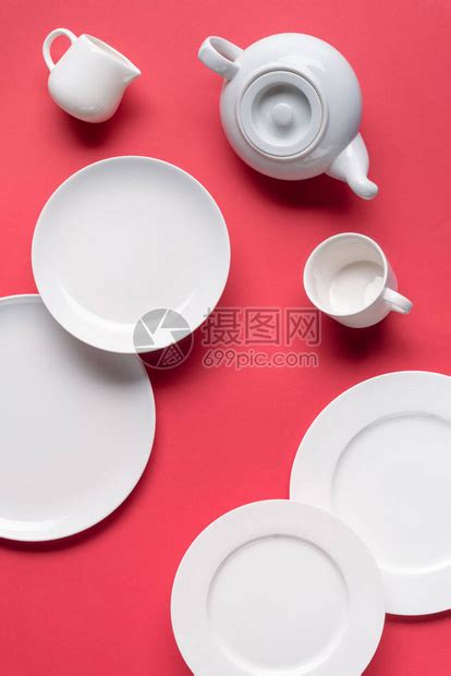 红色背景中带茶壶和杯子的白盘子高清图片下载 正版图片502822473 摄图网