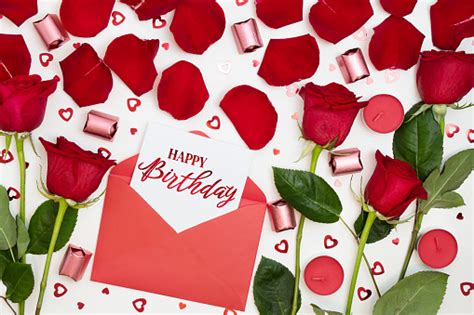 빨간 장미 초콜릿 스팽글 하트 봉투 양초 비문 생일 축하합니다 생일 광고 콘텐츠 플랫 레이 평면도 클로즈업 흰색 배경에 공간