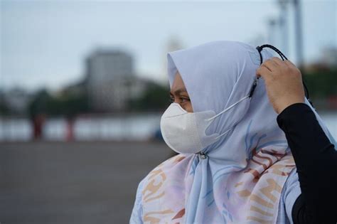 Premium Photo Muslim Women Wear Masks To Protect Themselves From