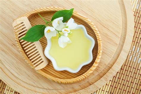 화장품 아로마 오일 나무 헤어 브러시와 흰색 재스민 꽃작은 흰색 그릇 천연 헤어 케어 수제 스파 및 뷰티 트리트먼트 레시피 상단 보기 복사 공간 0명에 대한 스톡 사진 및