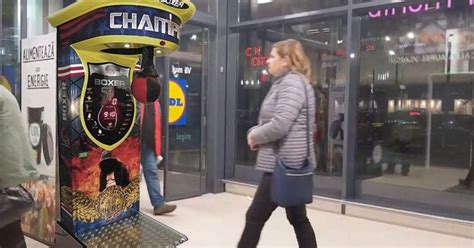 Ca să se antreneze clienții Lidl bagă aparate de dat cu pumnul