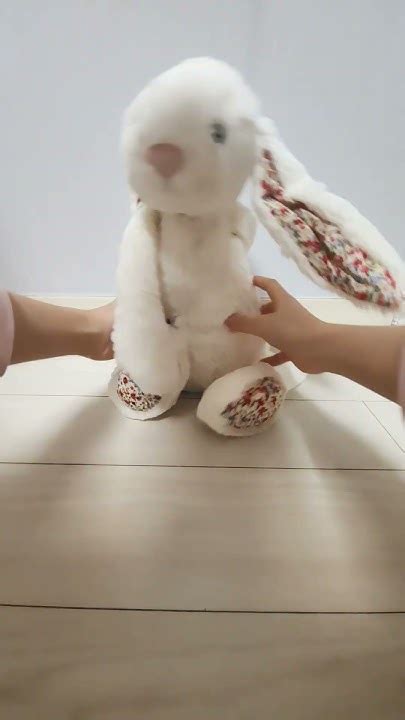 8만원짜리 정품 토끼인형 1천명 된 기념으로 Youtube