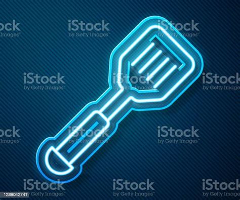 파란색 배경에 격리 된 빛나는 네온 라인 주걱 아이콘 부엌 주걱 아이콘 바베큐 주걱 기호 바베큐 및 그릴 도구 벡터 가정 생활에 대한 스톡 벡터 아트 및 기타 이미지