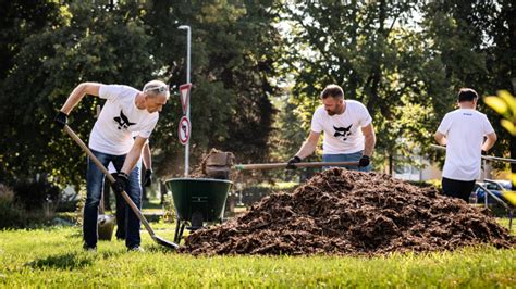 1000 Bobcat Employees Volunteer To Support Local Communities Farm Contractor And Large Scale Farmer