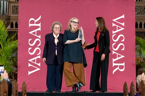 Meryl Streep Accepts The Aavc Distinguished Achievement Award Vassar