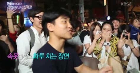 속옷만 입고 화투치는 장면은 대역 안 썼죠