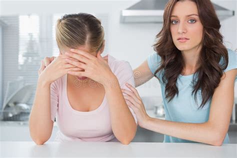 A Mulher Que Consola A Oprimiu O Amigo Foto De Stock Imagem De Cozinha Comprimido