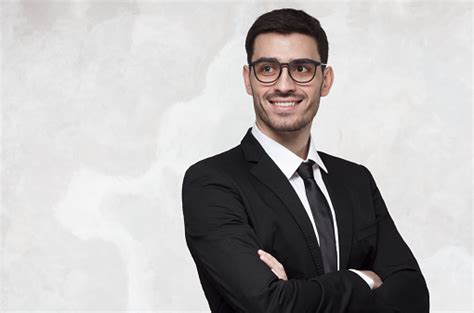 회색 질감 벽 교차 팔으로 서 우아한 웃는 젊은 비즈니스 맨 간판에 대한 스톡 사진 및 기타 이미지 간판 개발 검은색