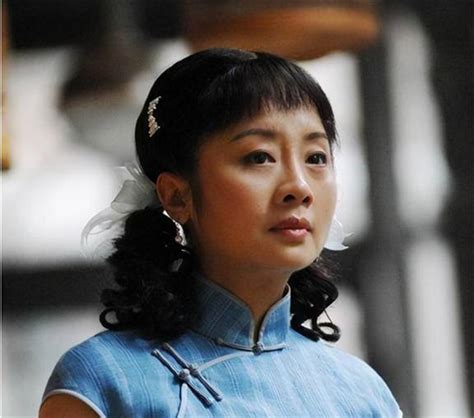 她兩次登上春晚，捧紅丈夫後卻被拋棄，獨自撫養兒子生活卻很美滿 頭條匯