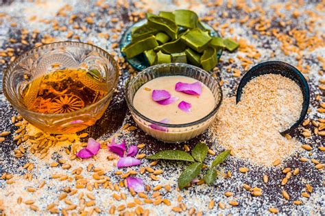 충실 한 가정 치료 얼굴 팩 또는 흉터 즉 귀리 나무 표면에 주변에 곡물과 꿀 알로에 베라 젤의 얼굴 팩 얼굴 마스크 닫습니다 건강관리와 의술에 대한 스톡 사진 및 기타