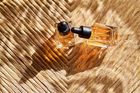 피펫 디스펜서가있는 유리 병의 손톱 및 큐티클 관리를위한 투명한 오일 0명에 대한 스톡 사진 및 기타 이미지 0명 건강관리와 의술 건강한 생활방식 Istock