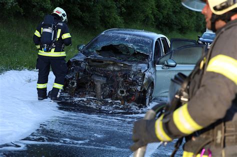 Pkw Vollbrand Bei Wels Oberthan Motorraum Komplett Weggeschmolzen