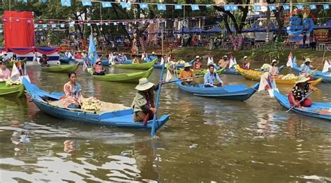 ទូកចំនួន ១០៨ បានដង្ហែជាក្បួនតាម ដងស្ទឹងសៀមរាប មុនដាក់ឱ្យសាធារណជនជិះ