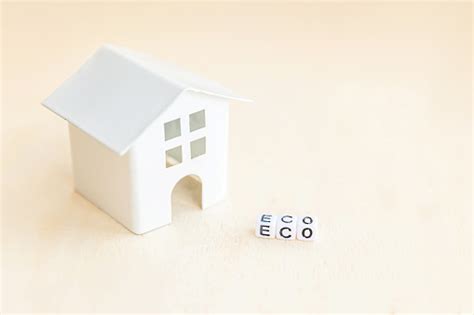 나무 배경에 비문 Eco 문자 단어 미니어처 장난감 모델 하우스 에코 빌리지 추상적 인 환경 배경 생태제로 폐기물 사회적 책임