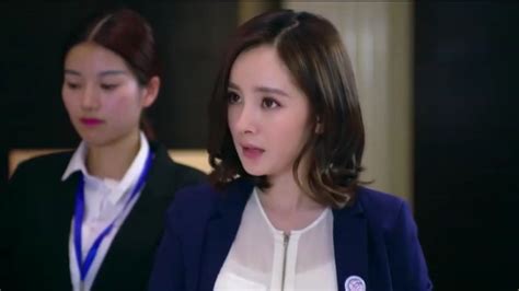 翻译：同事翻译出错，杨幂霸气开口相助，机灵的她立马得到主任赏识！腾讯新闻