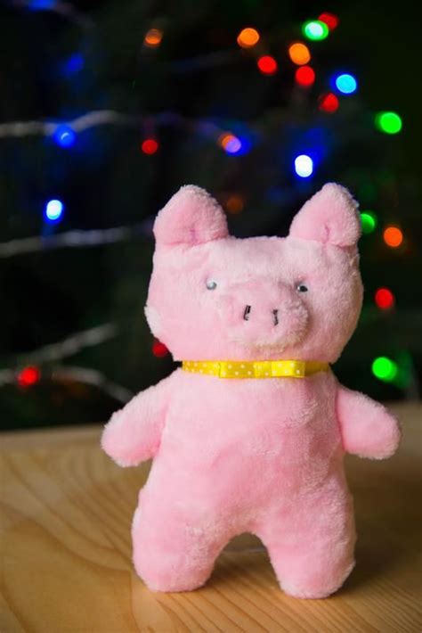 Мягкая интерьерная игрушка из нежного розового плюша украсит ваш