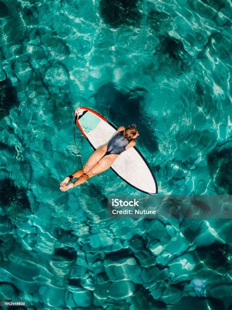 열대 바다에서 서핑보드에 떠 있는 매력적인 서퍼 여성 공중 평면도 서핑 수상 스포츠에 대한 스톡 사진 및 기타 이미지 서핑 수상 스포츠 여자 한 명의 여자만 Istock